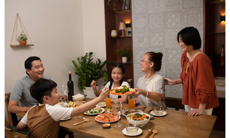 How to Plan Small Gathering Catering for Cosy Christmas Get-Togethers ...